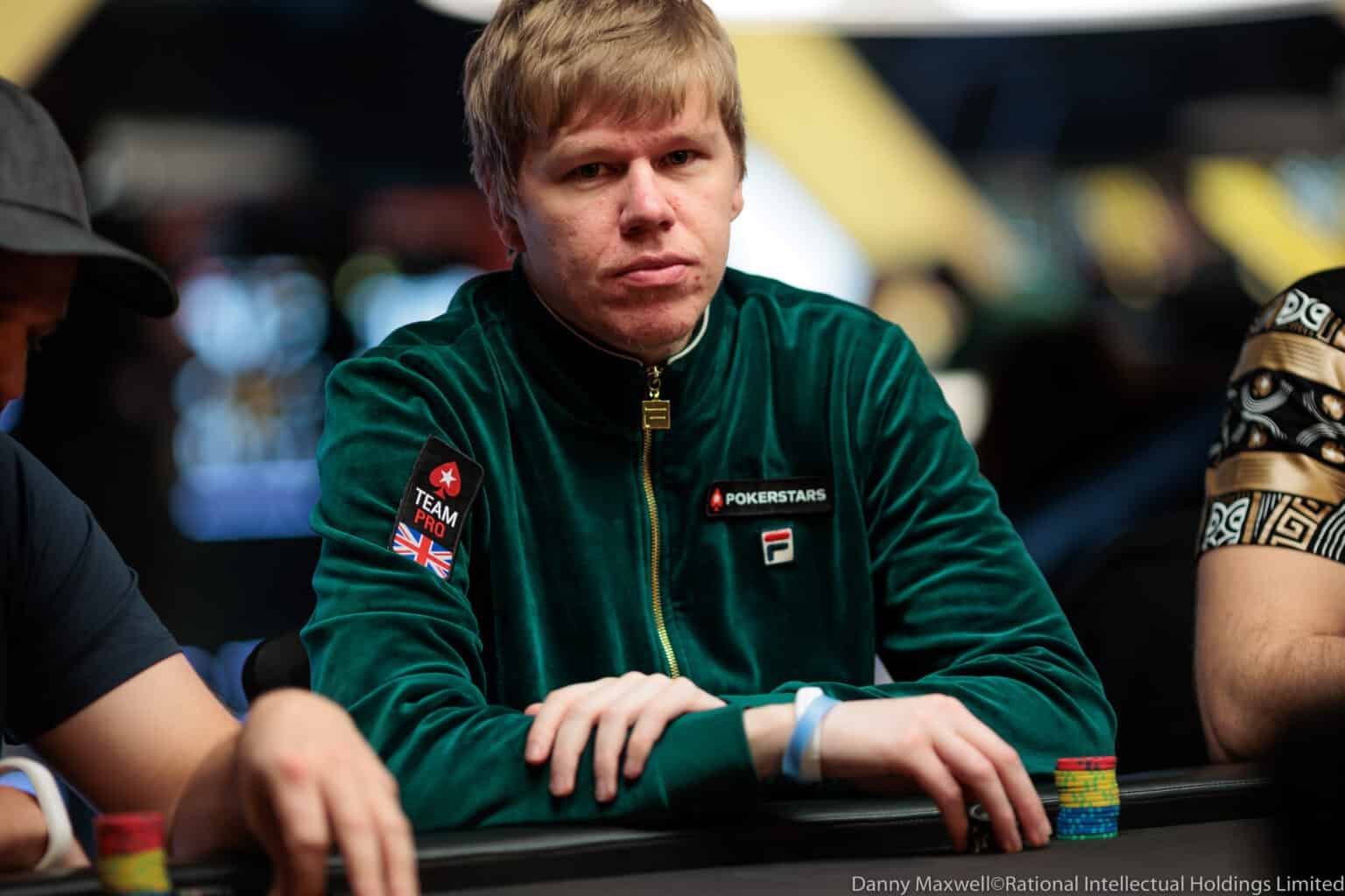 BENJ SPRAGG SURPREENDE COM FOLD DE KK PRÉ-FLOP